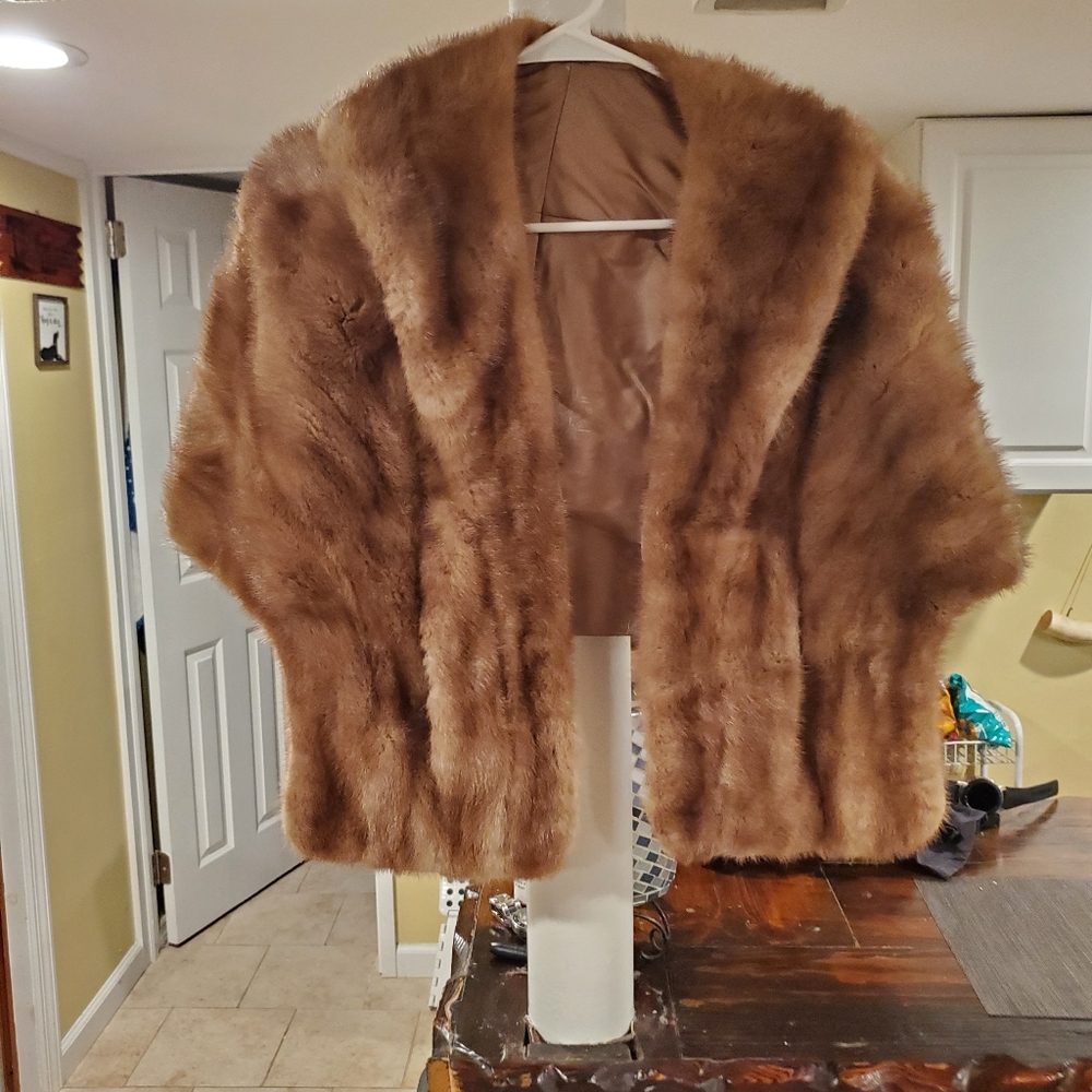 Fur Label Authority # K179891 Cape - Gem